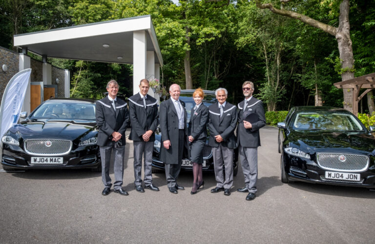 Funeral Etiquette UK: Manners, Dress Code & Procession Guide
